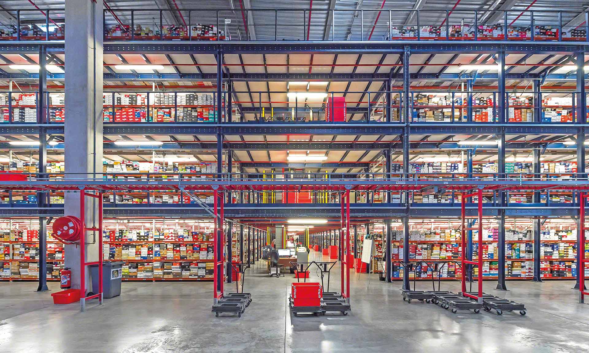 Gestión del espacio de una bodega e-commerce - Mecalux.com.co