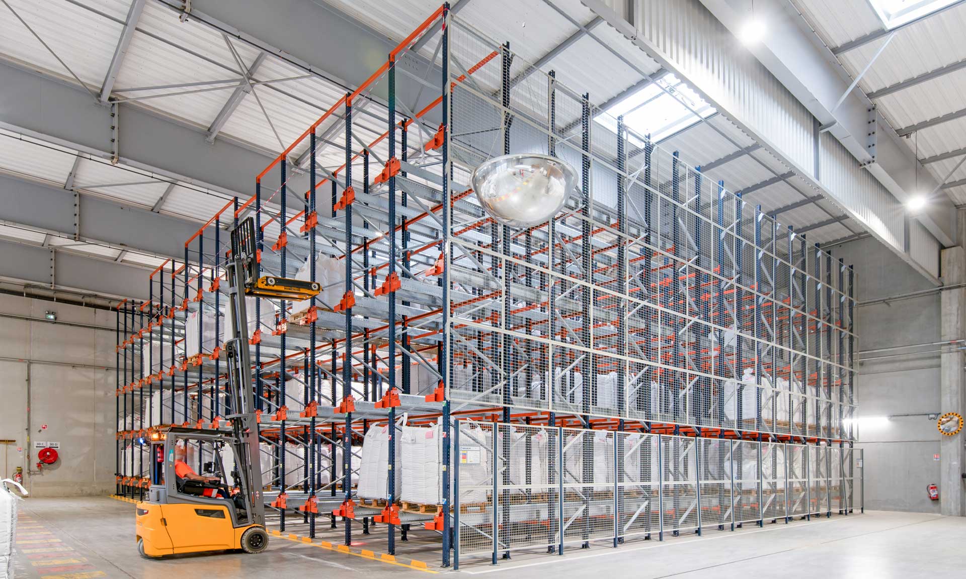 Bayer moderniza su bodega de Trèbes - Mecalux.com.co