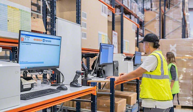 Ejemplos de WMS y su uso en las empresas - Mecalux.com.co